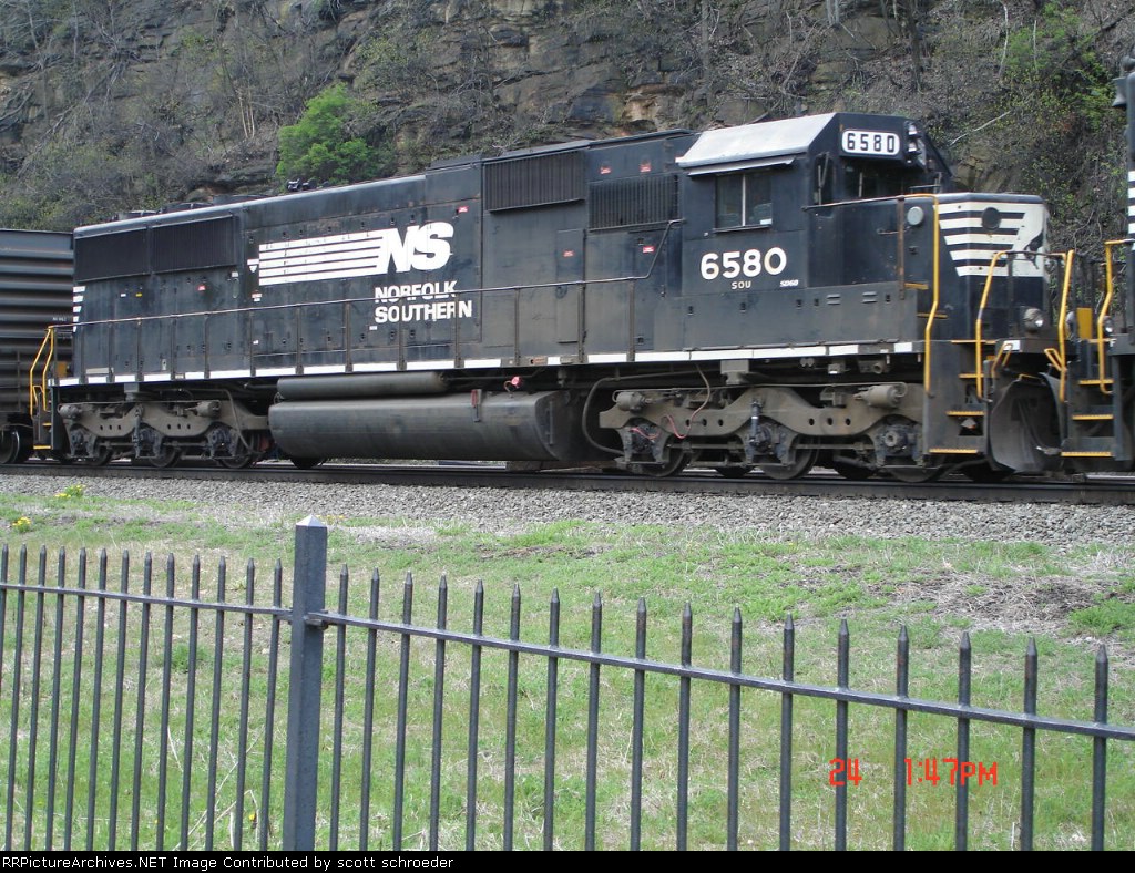 NS 6580 heads EB as the last loco in the 5-loco consist